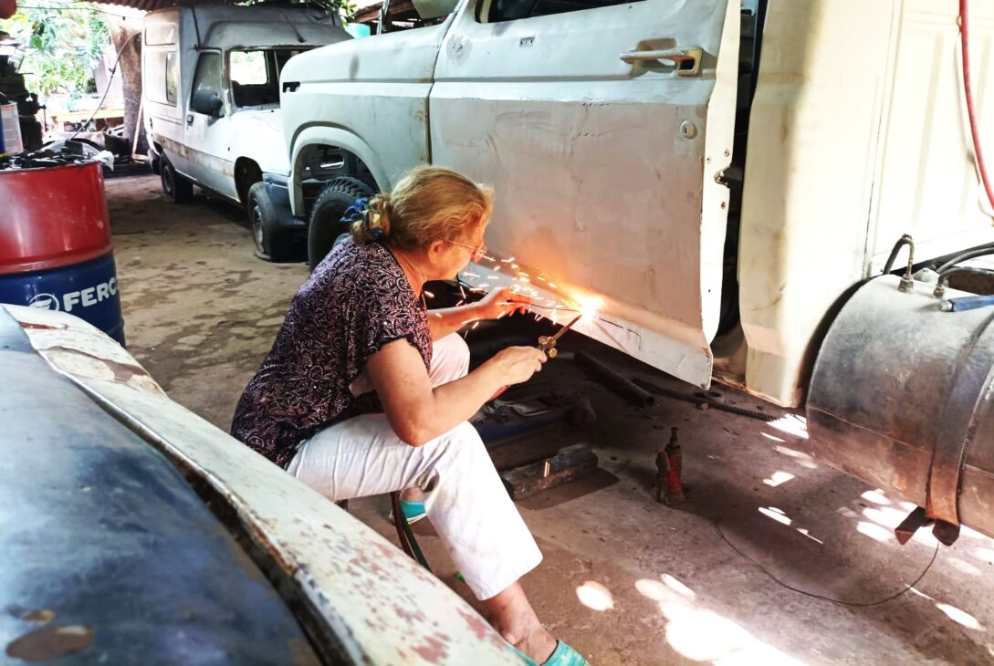 Blanca Gómez y su pasión por la chapa y pintura: “es mi terapia y lo ...