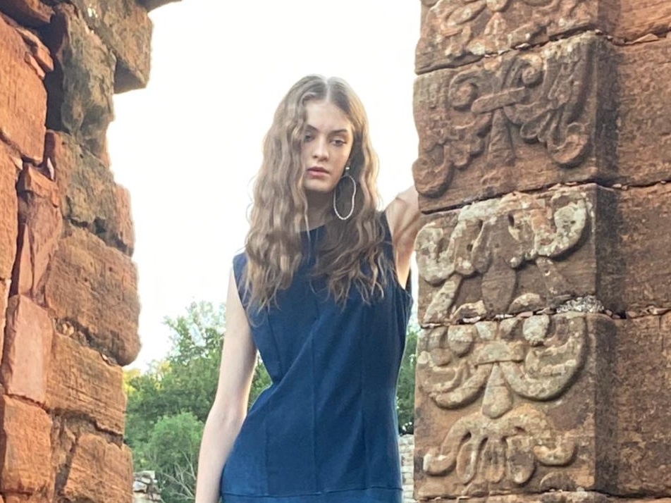 La revista Elle realiza una superproducción en la tierra colorada ...